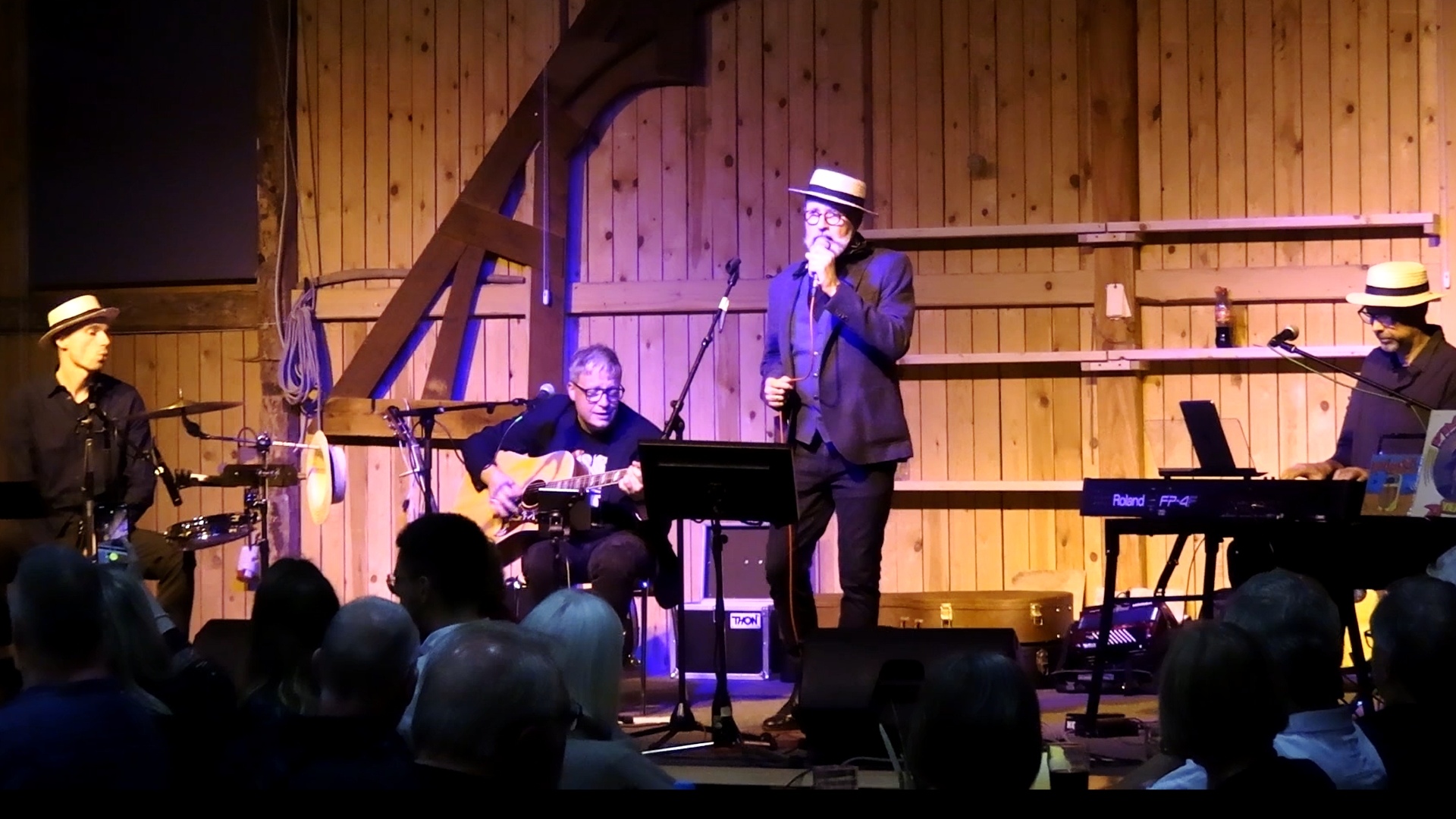 Lokale musikere hyldede Kim Larsen til udsolgte koncerter - TV Lillebælt