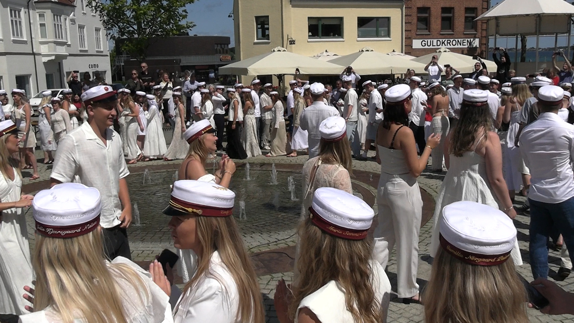 Studenter fejret med glæde og tradition | Middelfart - TV Lillebælt